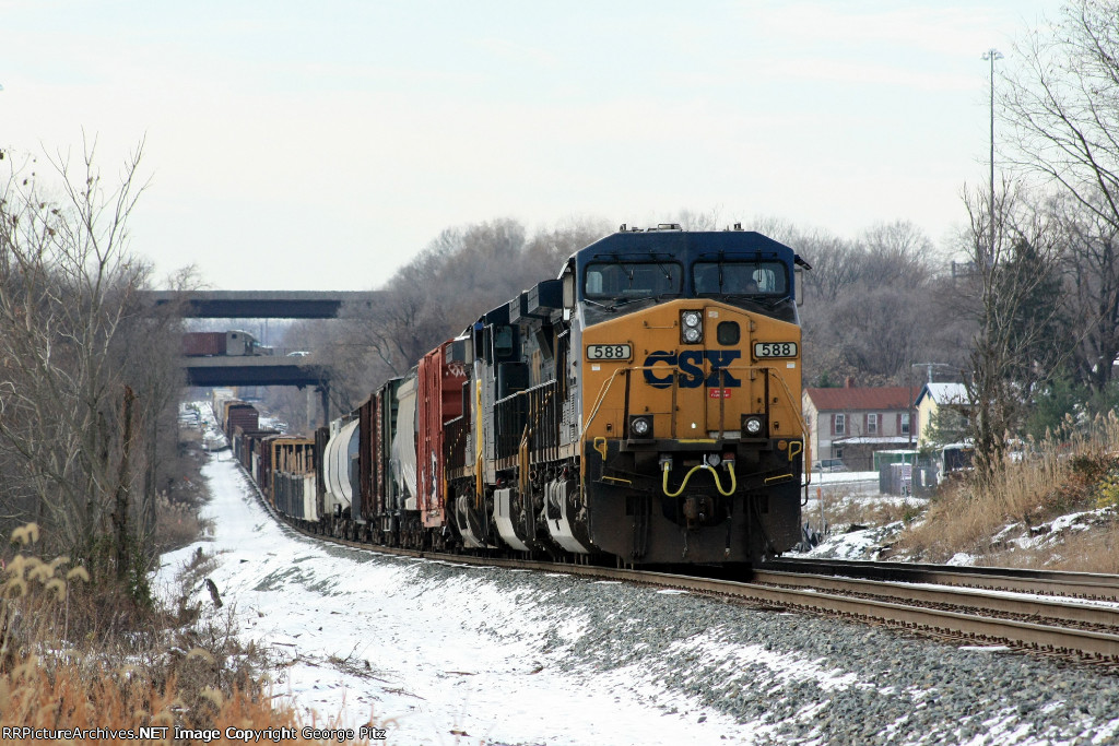 CSX 588 and train Q438